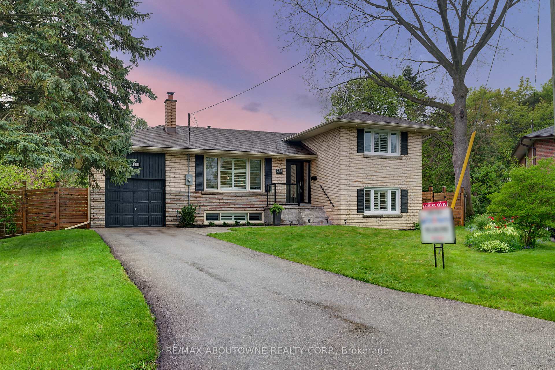 255 Wales Crescent, Oakville, ON L6L 3X8