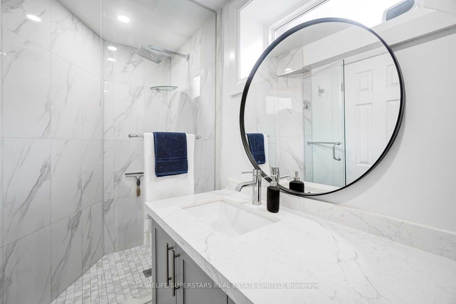 2553 Homelands (Walk Up) Drive N, Mississauga, ON L5K 1H5