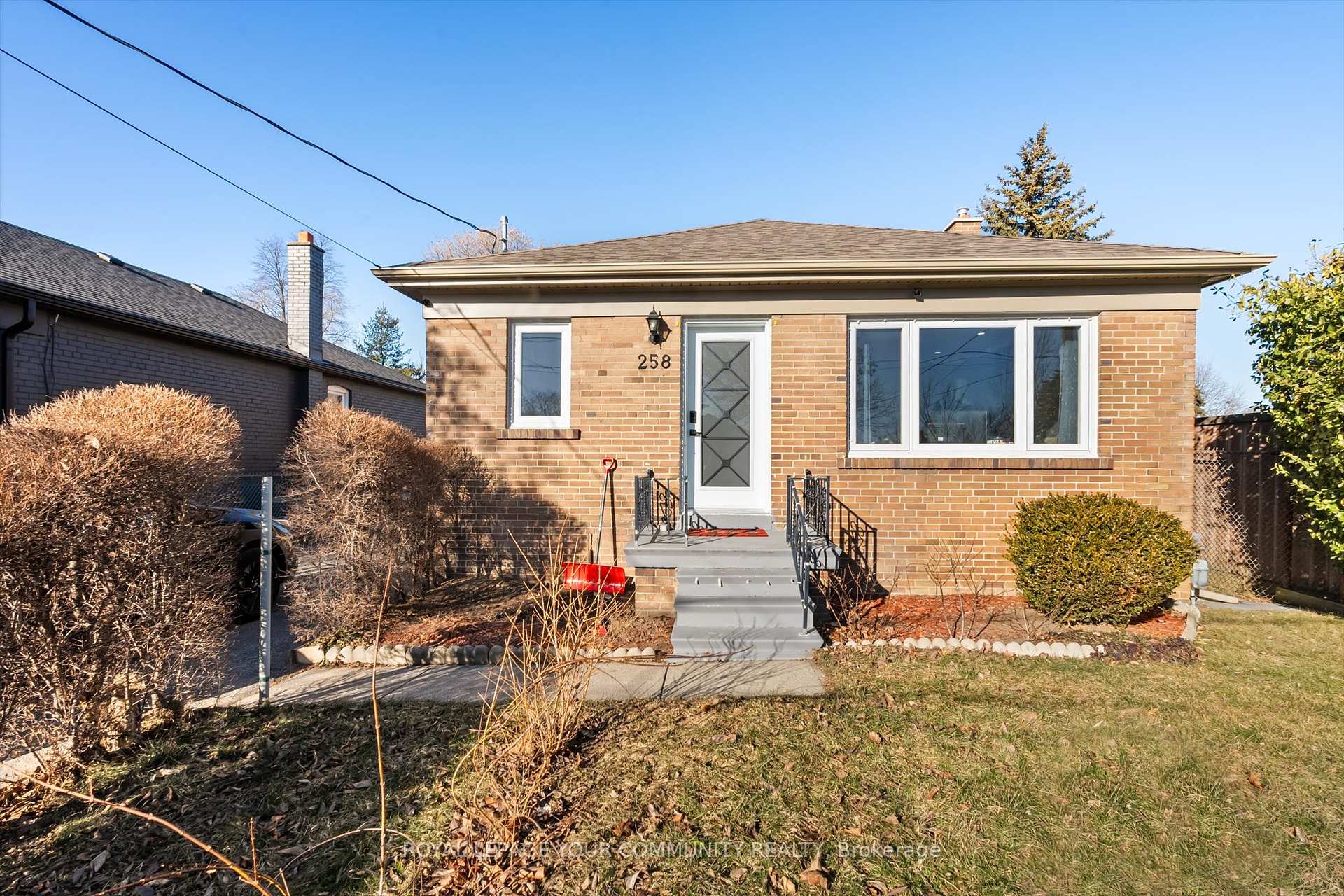 258 Valermo Drive, Toronto, ON M8W 2K8