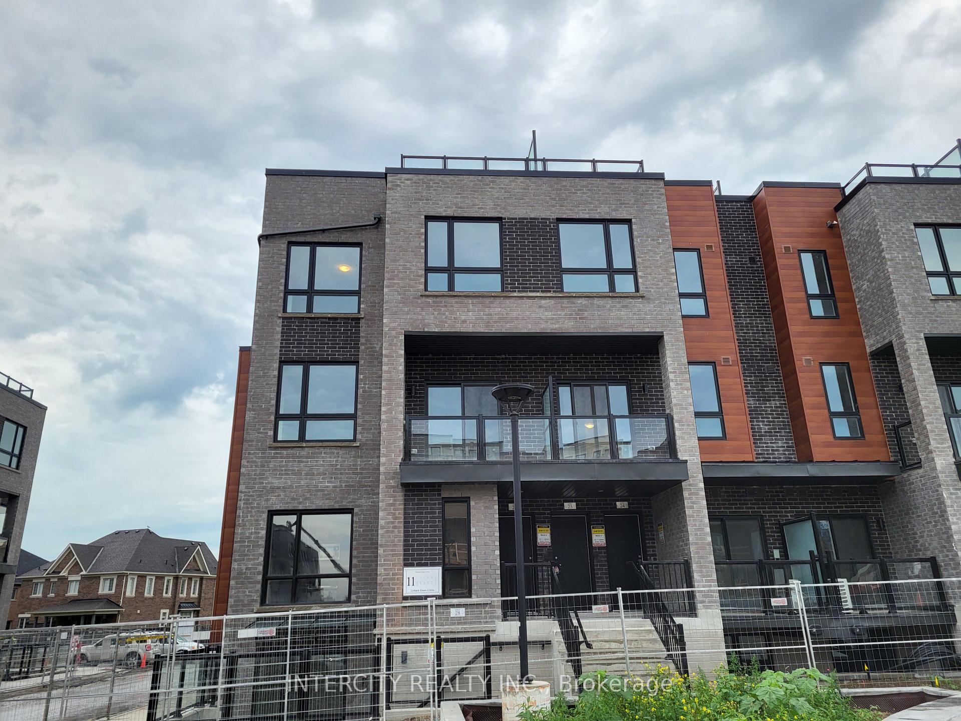 26 - 11 Lytham Green Circle, Newmarket, ON L3Y 0C7