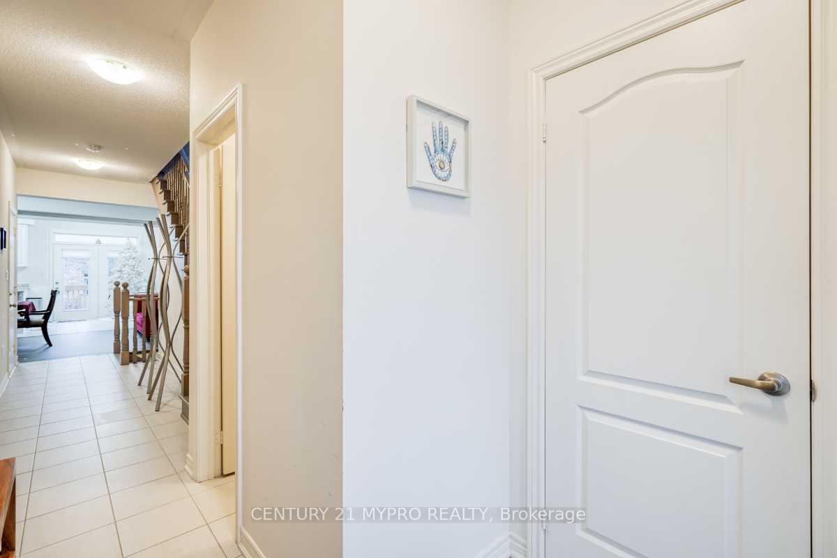 26 Silver Meadows Gardens N, Hamilton, ON L8B 1Z4
