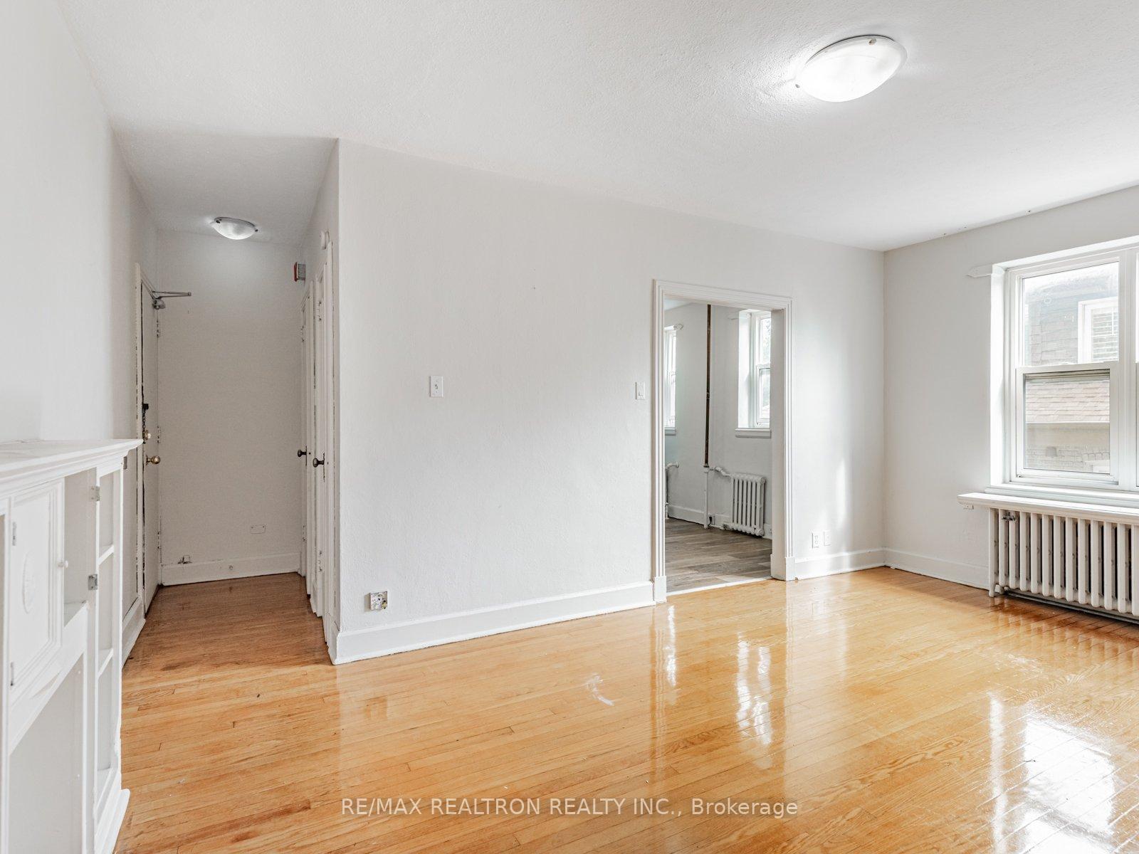 27 - 8 Mallory Gardens, Toronto, ON M4V 2A6