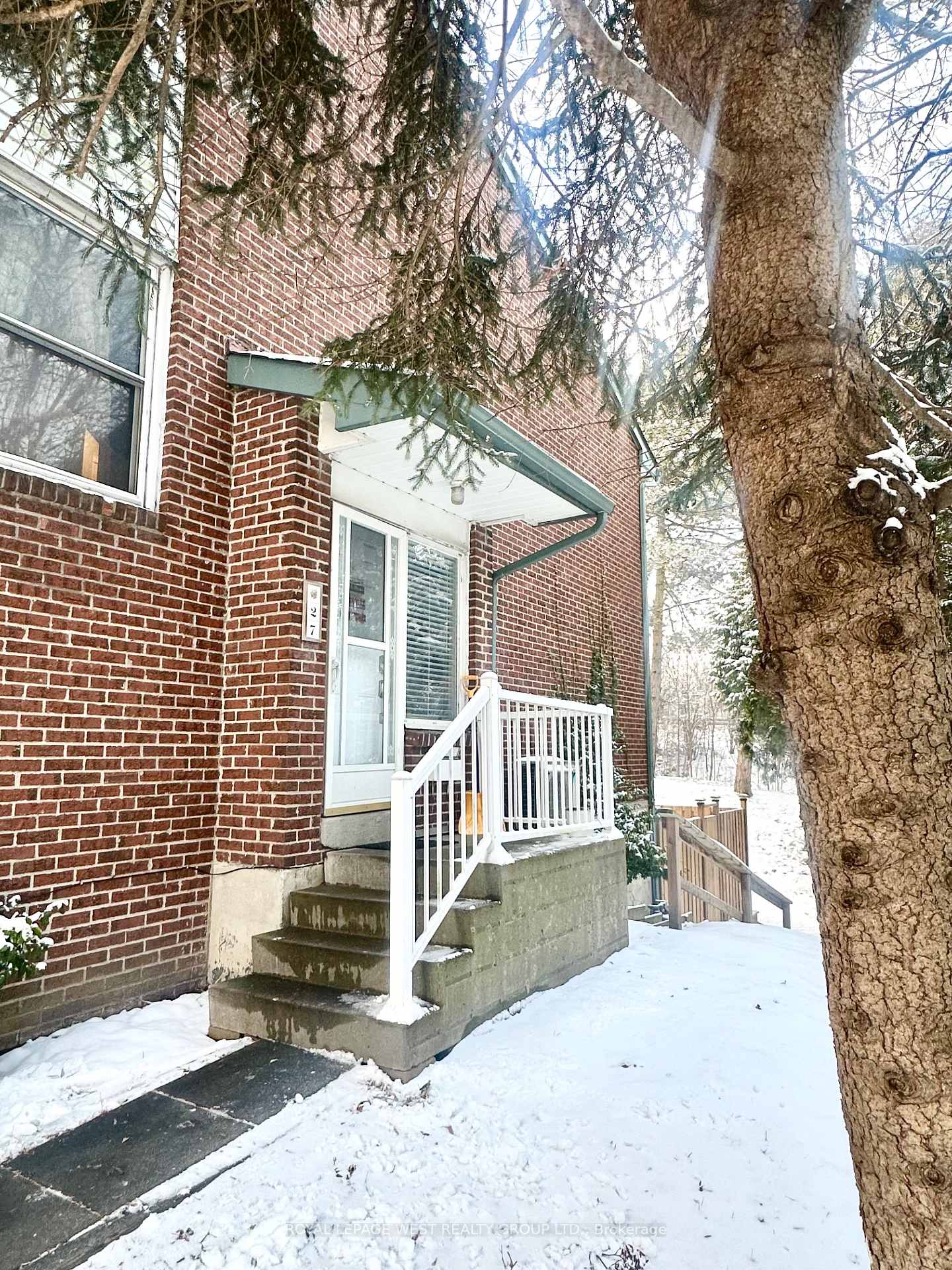 27 - 909 King Street W, Oshawa, ON L1J 2L4