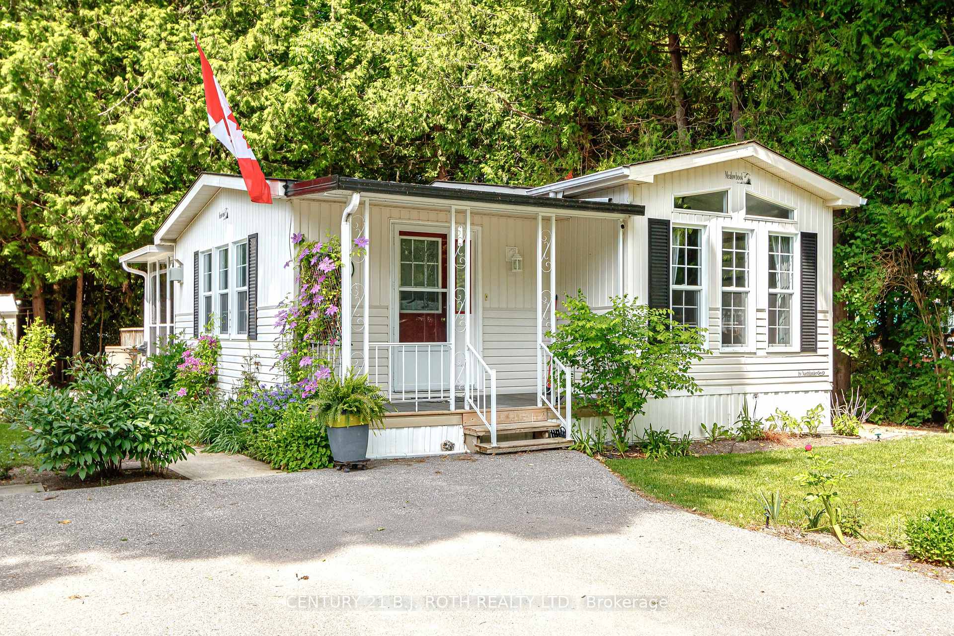 27 The Boardwalk, Wasaga Beach, ON L9Z 3A8