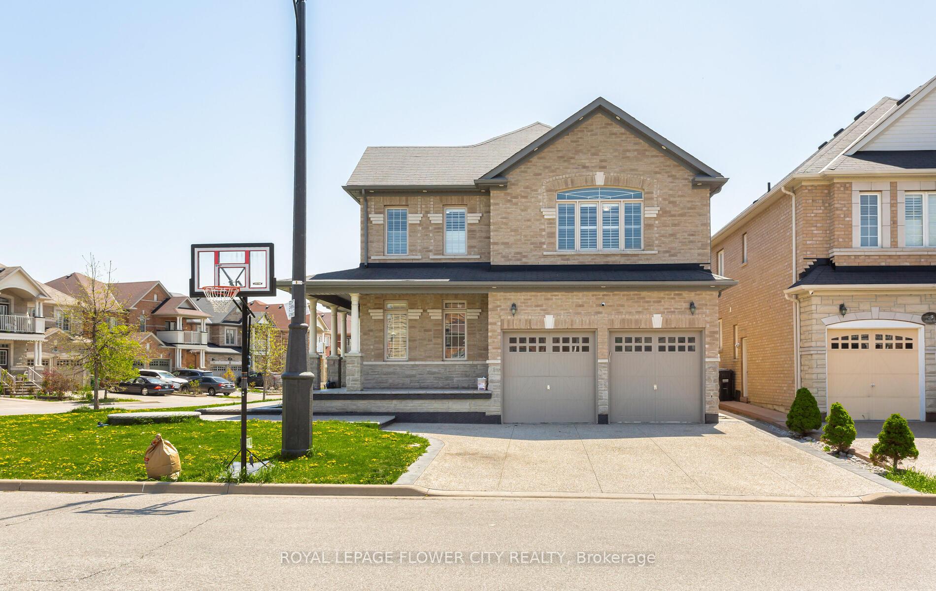 28 DRUMMONDVILLE Drive, Brampton, ON L6P 3M9