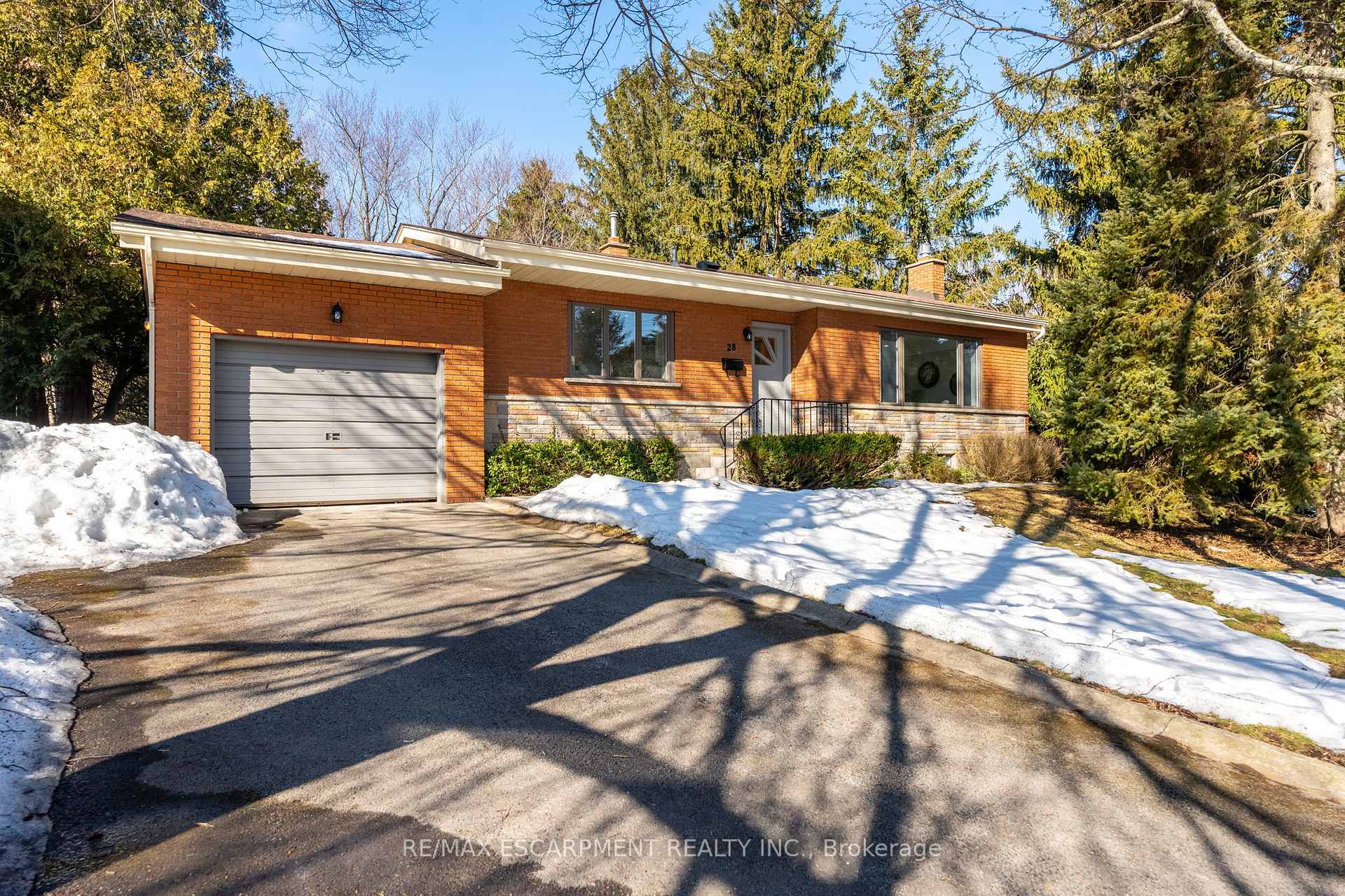 28 Mountain View Road, Hamilton, ON L9H 5B9