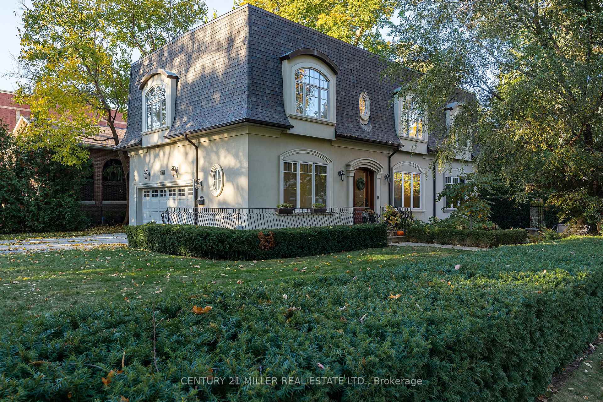 295 Maple Avenue, Oakville, ON L6J 3M5