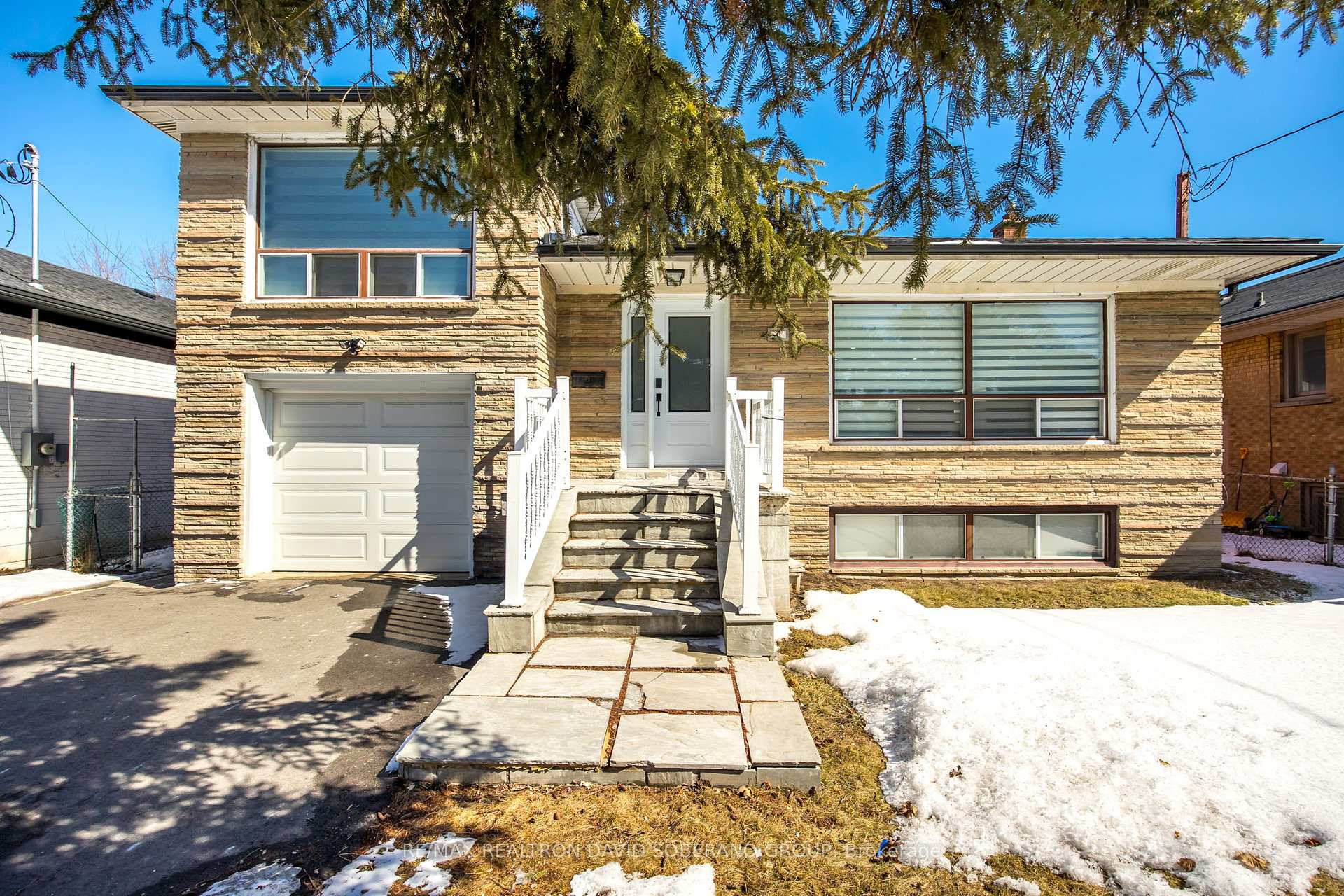 3 Brett Avenue, Toronto, ON M3H 2W5