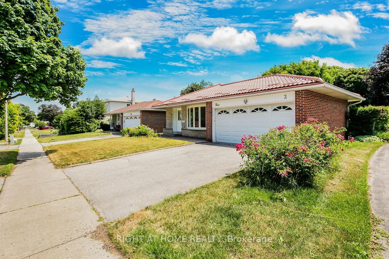 3 Glendower Circuit, Toronto, ON M1T 2Y9