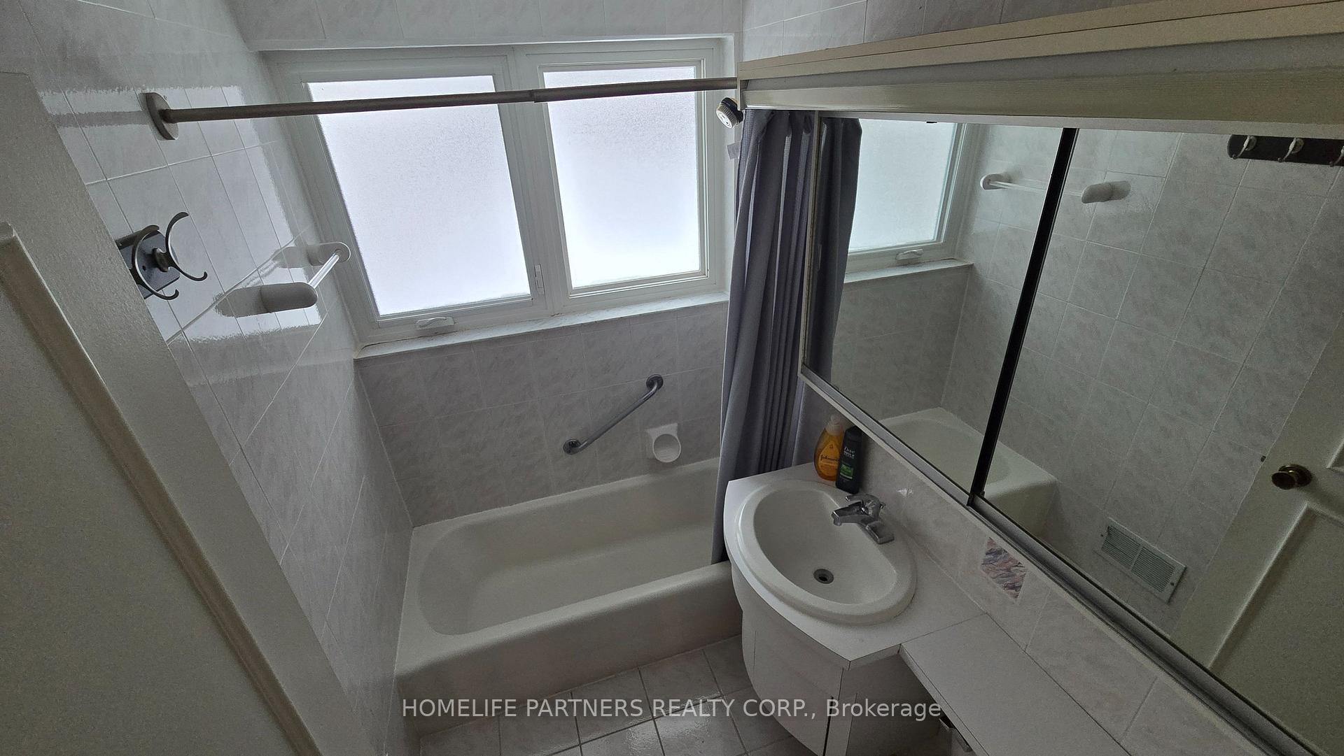 3 Ridge Point Crescent, Toronto, ON M6M 2Z7