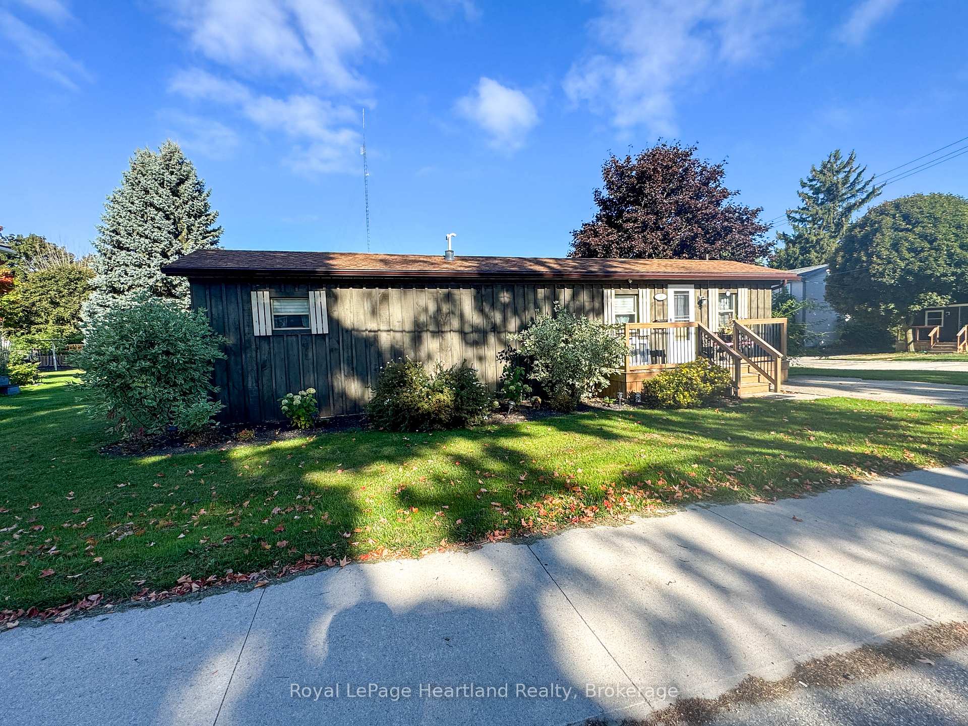 30 Young Street W, Minto, ON N0G 1Z0
