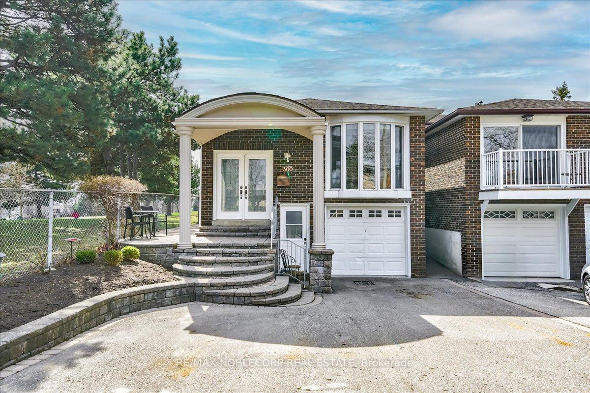 300 Cherokee Boulevard, Toronto, ON M2H 2W7