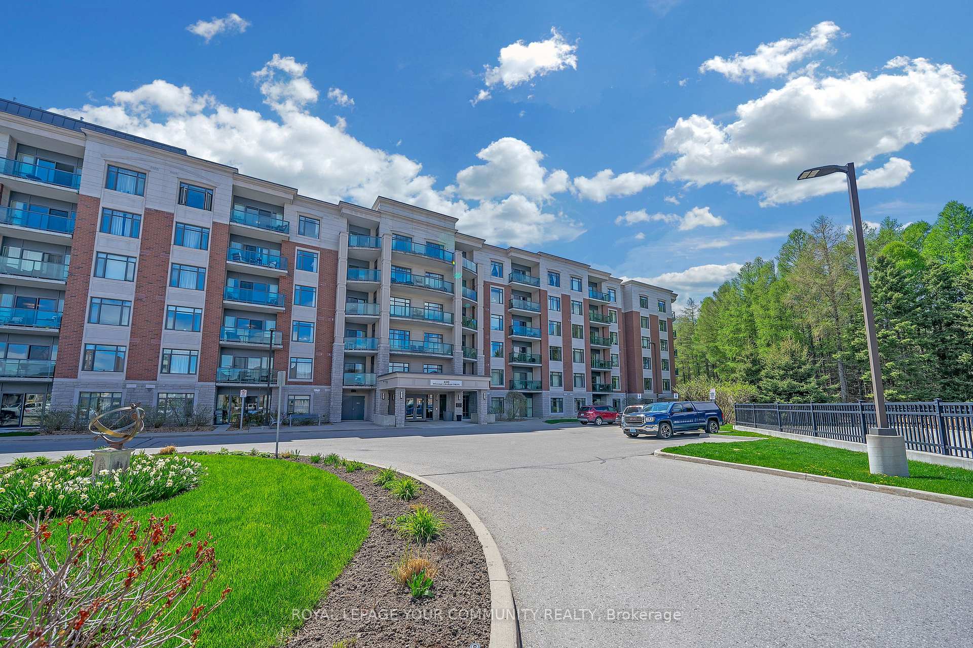 301 - 400 William Graham Drive, Aurora, ON L4G 1L7