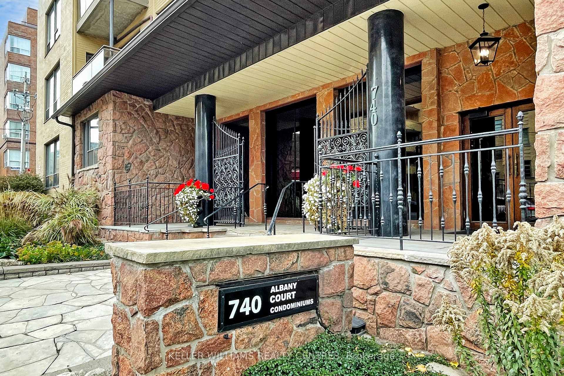 301 - 740 Eglinton Avenue W, Toronto, ON M5N 1C4