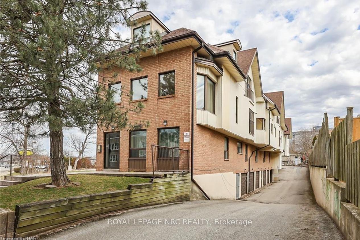 302 - 4872 Valley Way, Niagara Falls, ON L2E 1W3