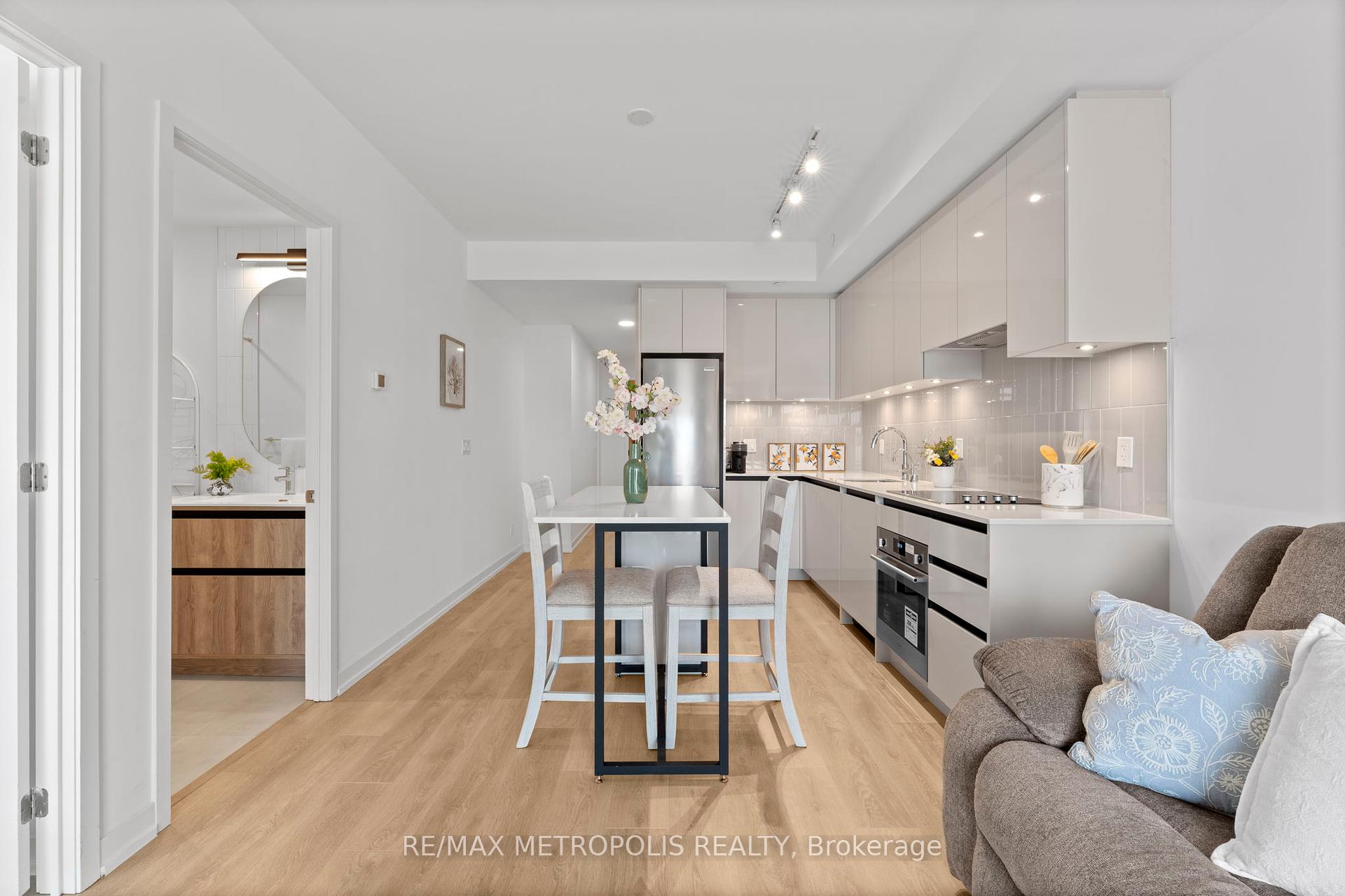 303 - 8 Beverley Glen Boulevard, Vaughan, ON L4J 0L5