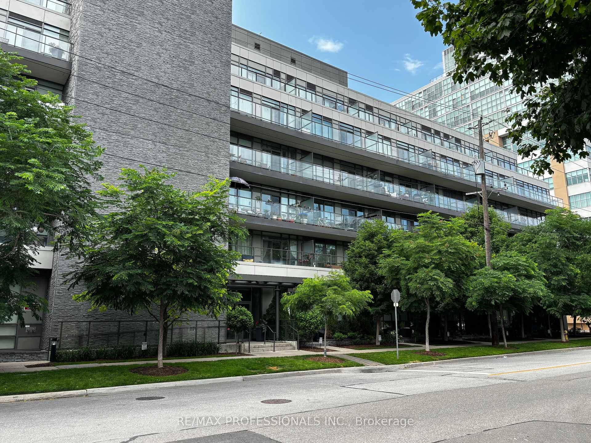 303 - 8 Fieldway Road W, Toronto, ON M8Z 0C3