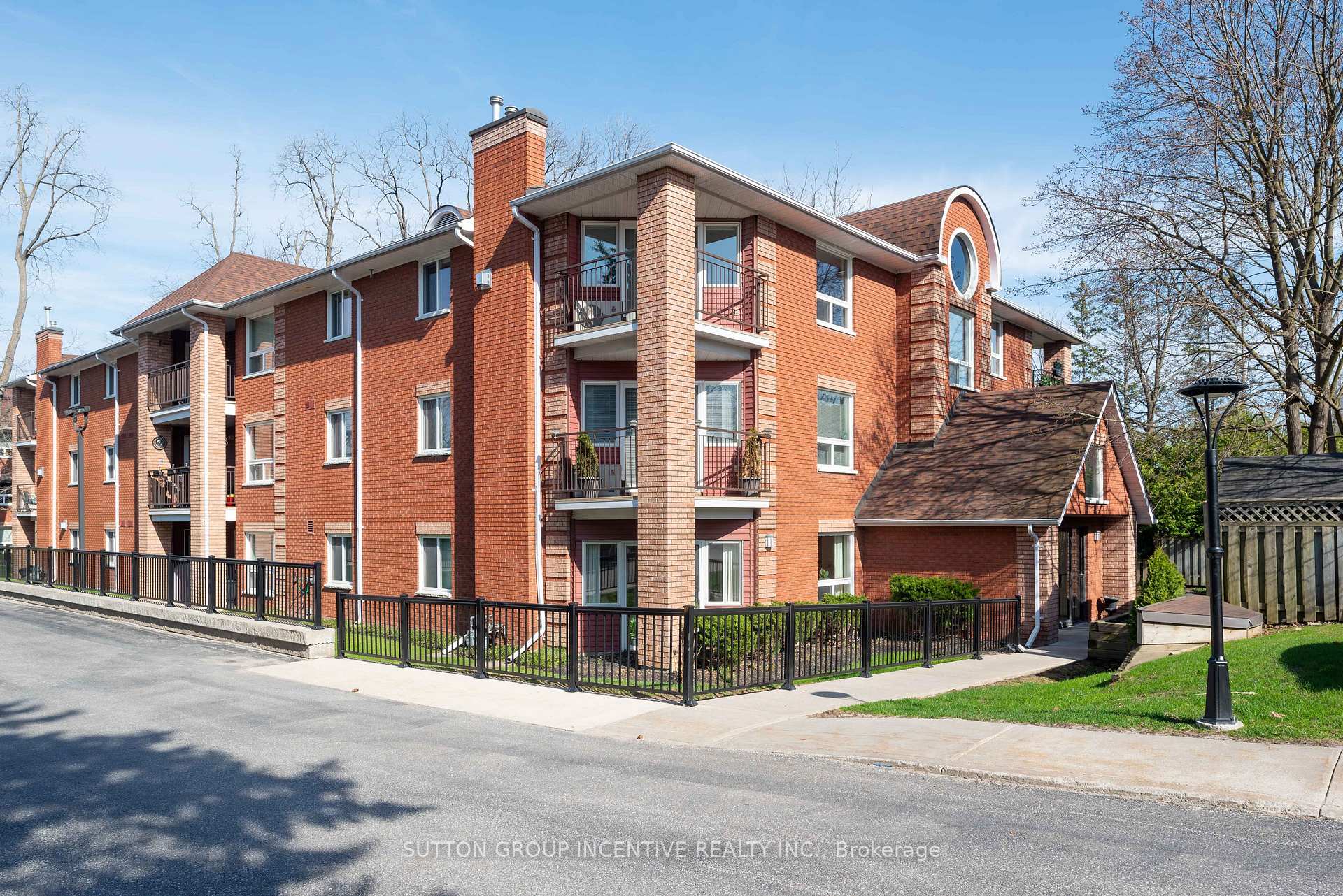 305 - 131 Clapperton Street, Barrie, ON L4M 3G3