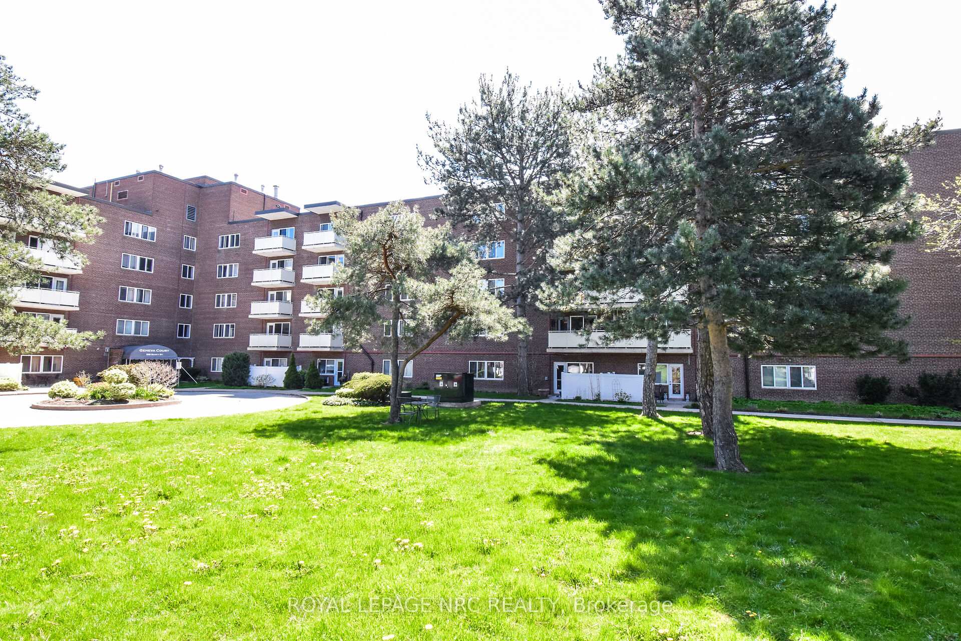 305 - 198 Scott Street, St. Catharines, ON L2N 5T3