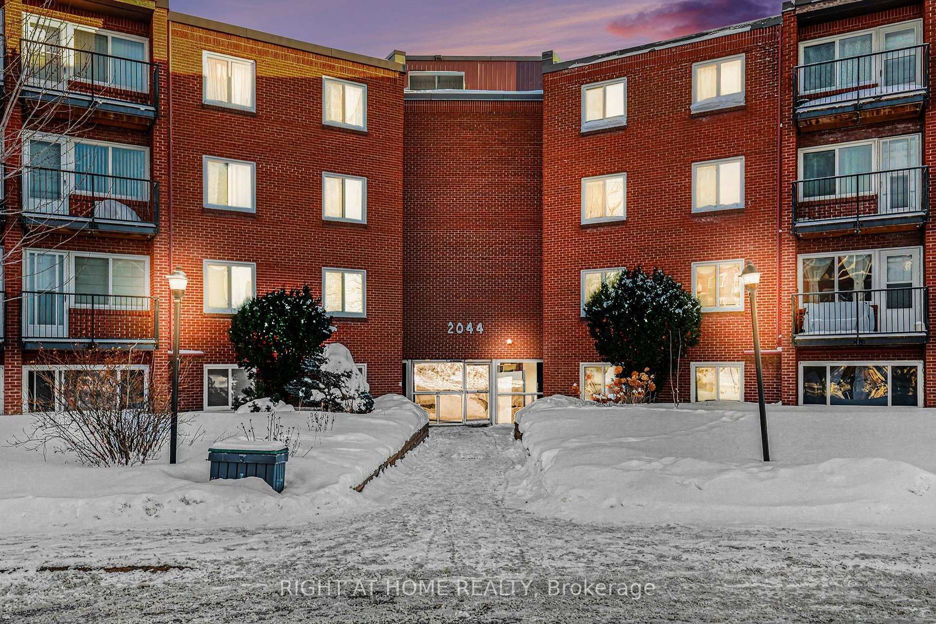 305B - 2044 Arrowsmith Drive, Beacon Hill North - South and Area, ON ...