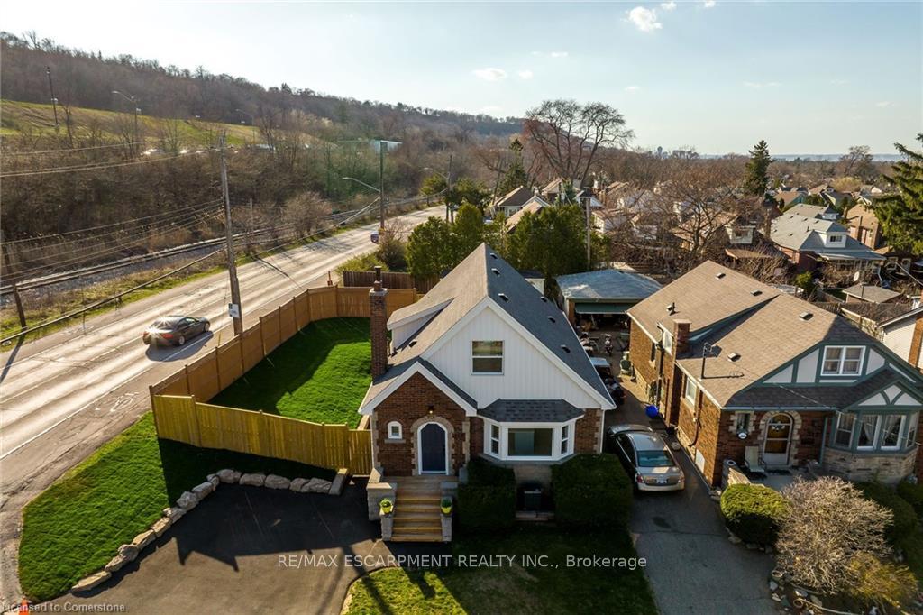 316 Houghton Avenue, Hamilton, ON L8K 2N3
