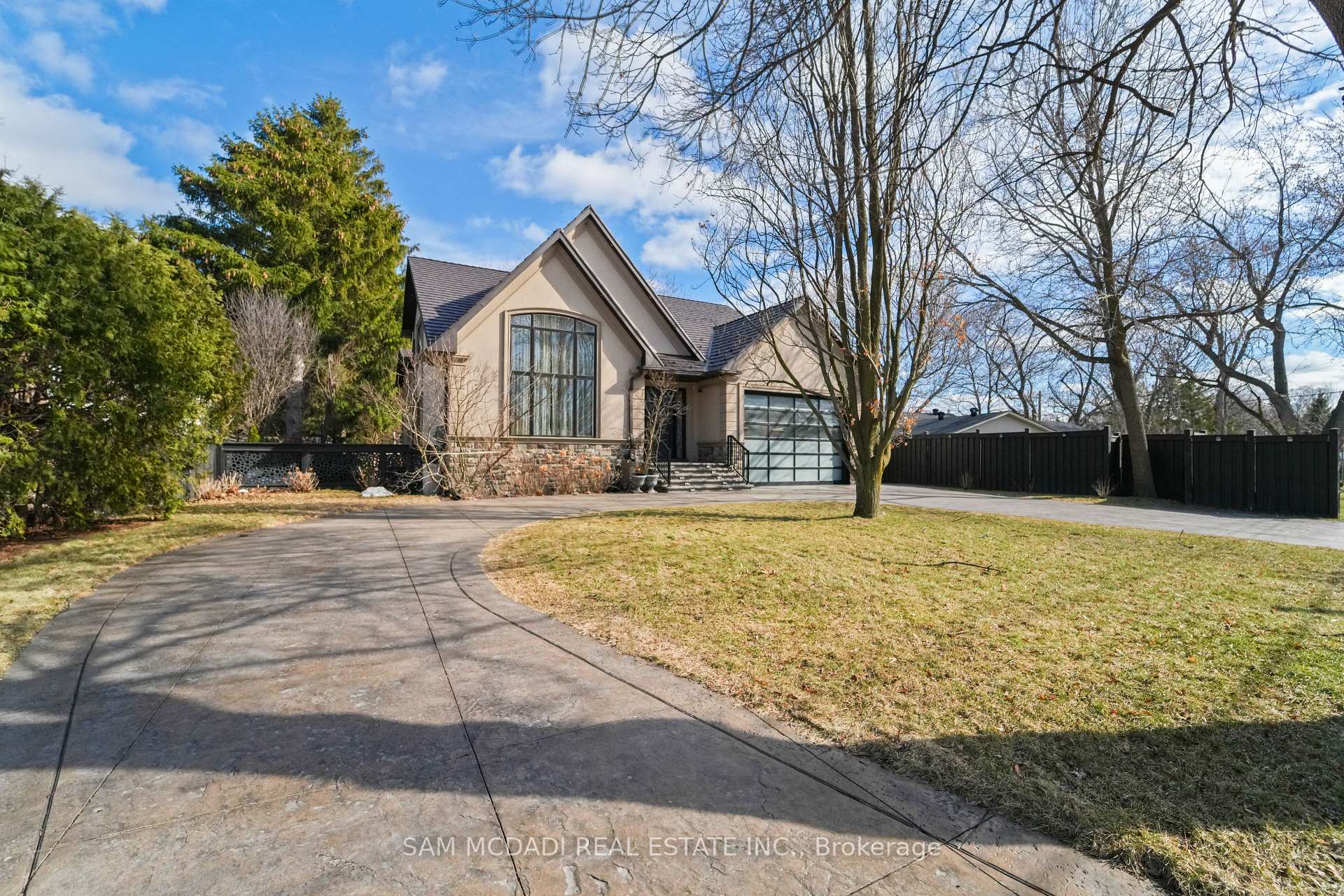 3168 Lakeshore Road W, Oakville, ON L6L 1J6