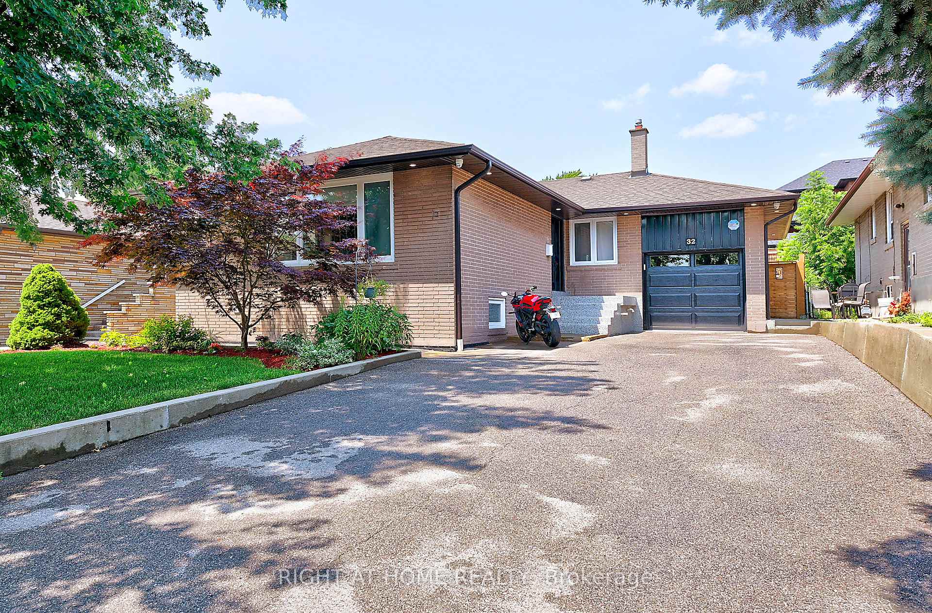32 Del Ria Drive, Toronto, ON M6L 1M1