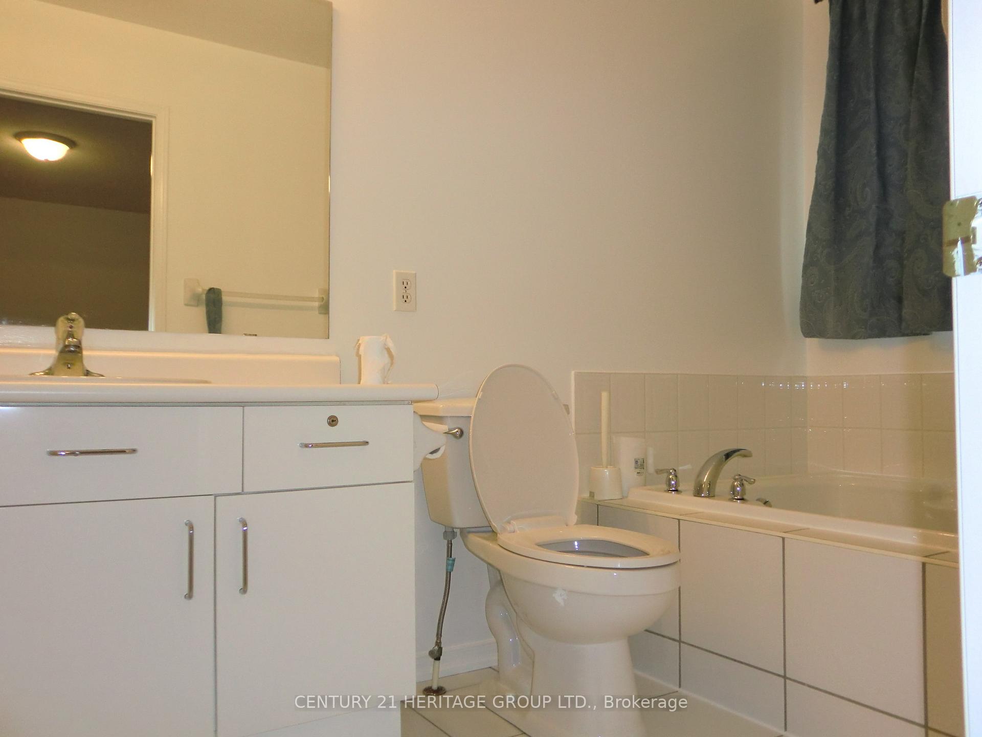 32 Leitch Avenue, Toronto, ON M3J 3P2