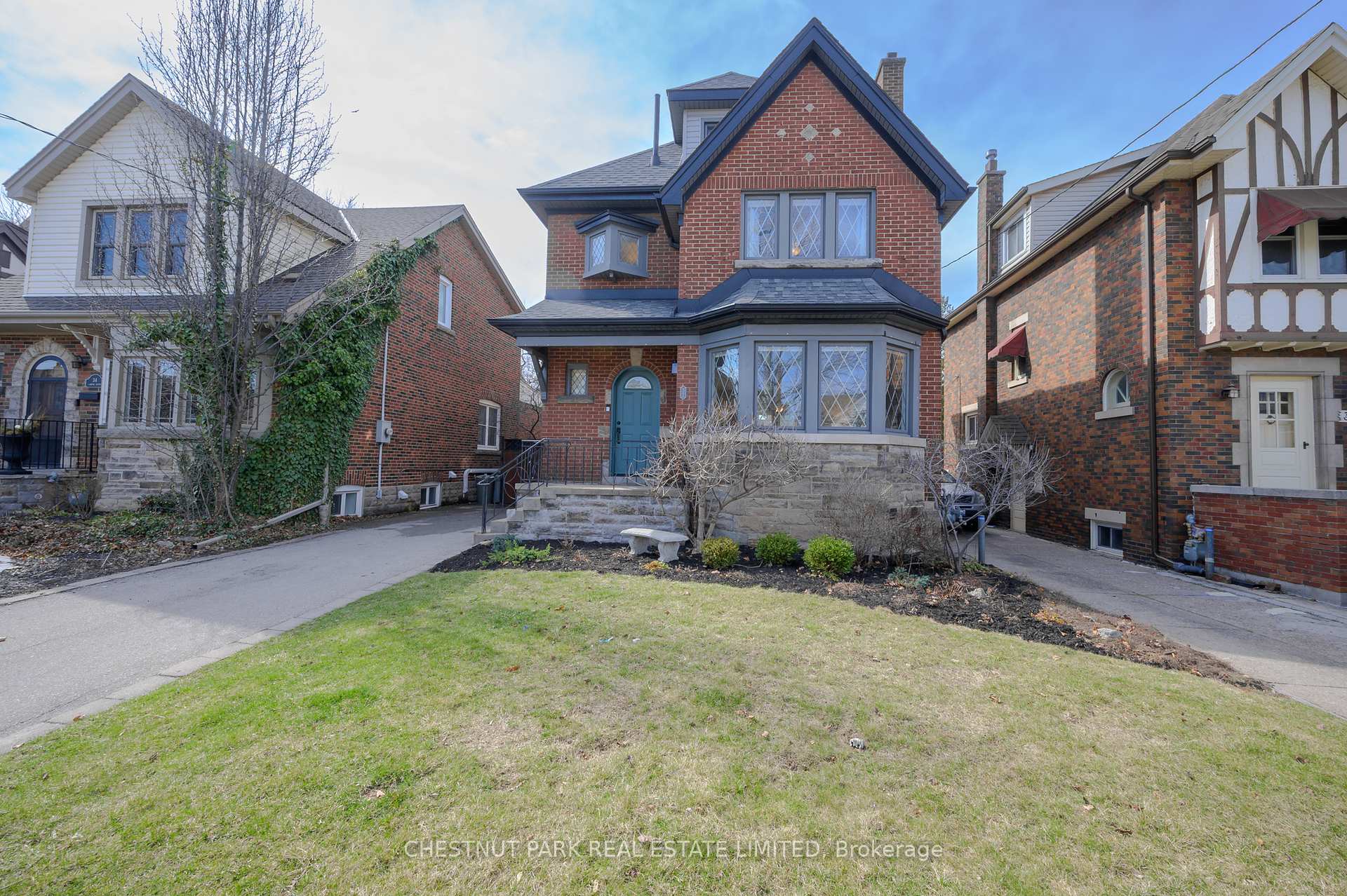 32 London Street S, Hamilton, ON L8K 2G2