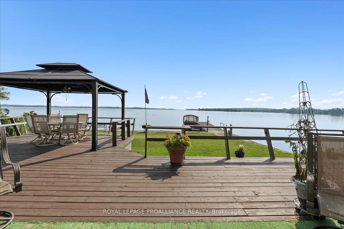 32 Peats Point Lane, Prince Edward County, ON K8N 4Z7