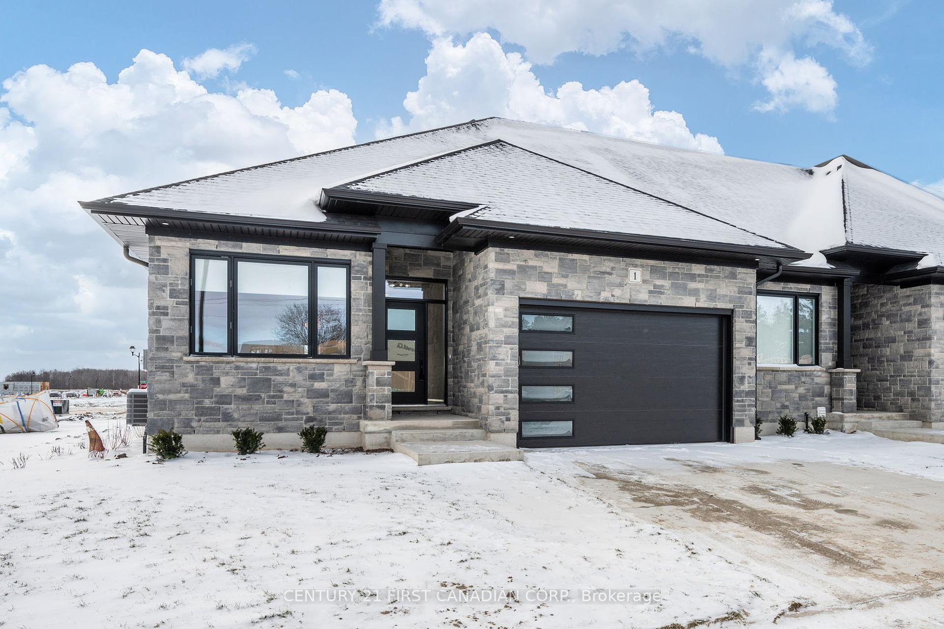 1 - 32 Postma Crescent, North Middlesex, ON N0M 1A0