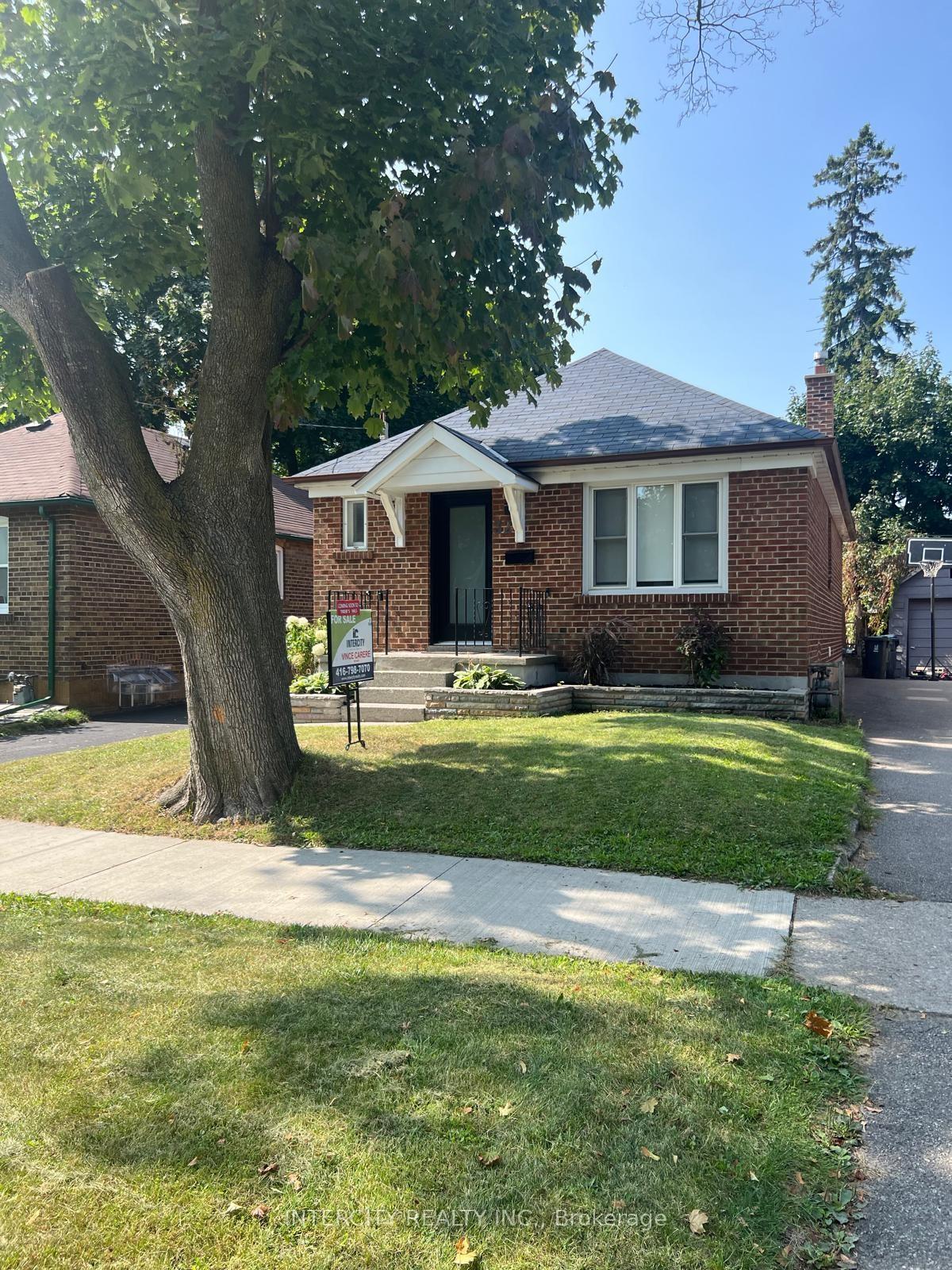 32 Rothsay Avenue, Toronto, ON M8Z 4M3