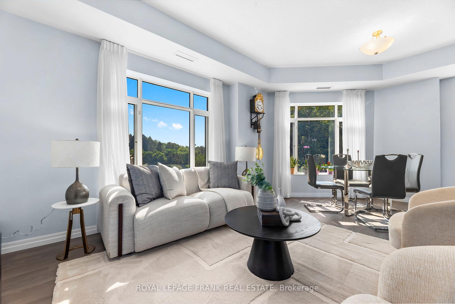 418 - 420 William Graham Drive, Aurora, ON L4G 1X4