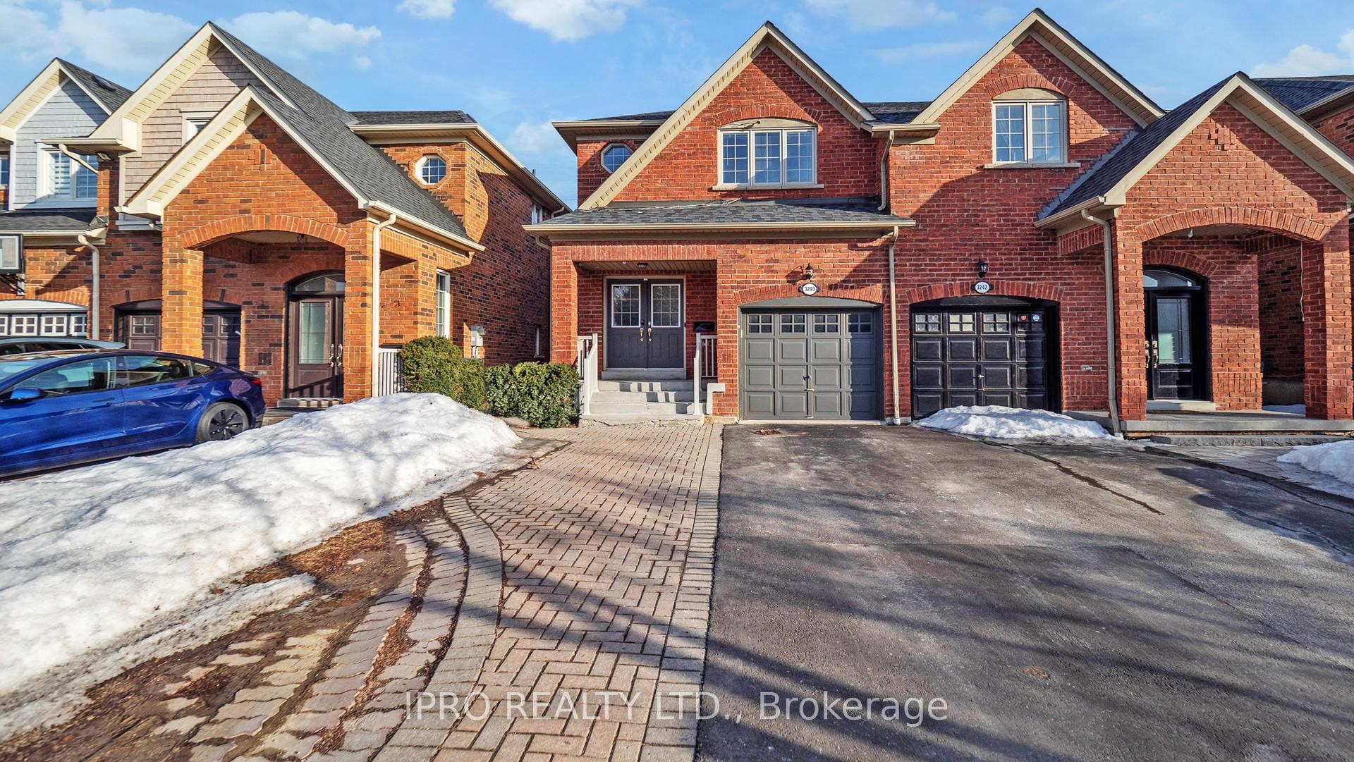 3240 Angel Pass Drive, Mississauga, ON L5M 7J7