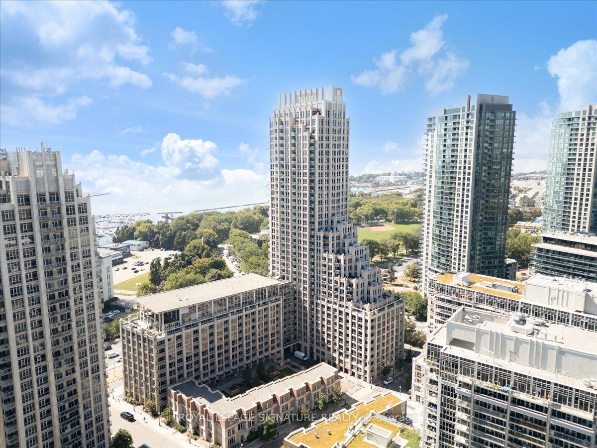 327 - 628 Fleet Street, Toronto, ON M5V 1A8