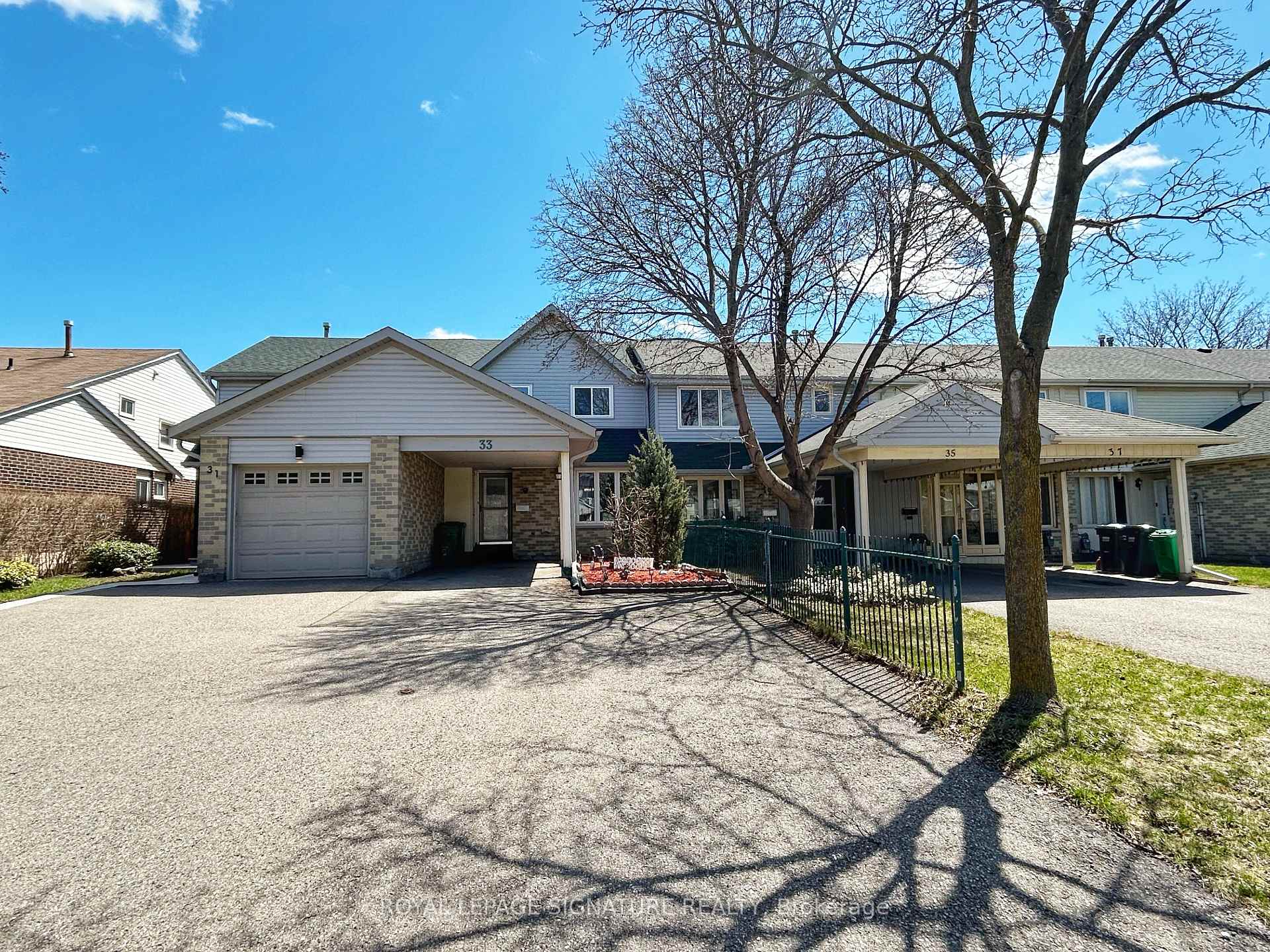 33 Courtleigh Square, Brampton, ON L6Z 1J2