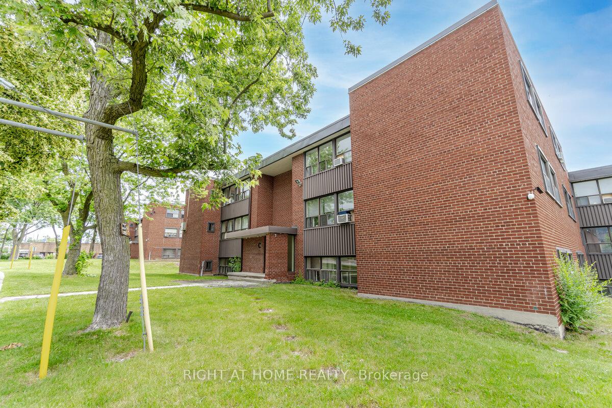 C8 - 33 Flamborough Drive, Toronto, ON M6M 2R5