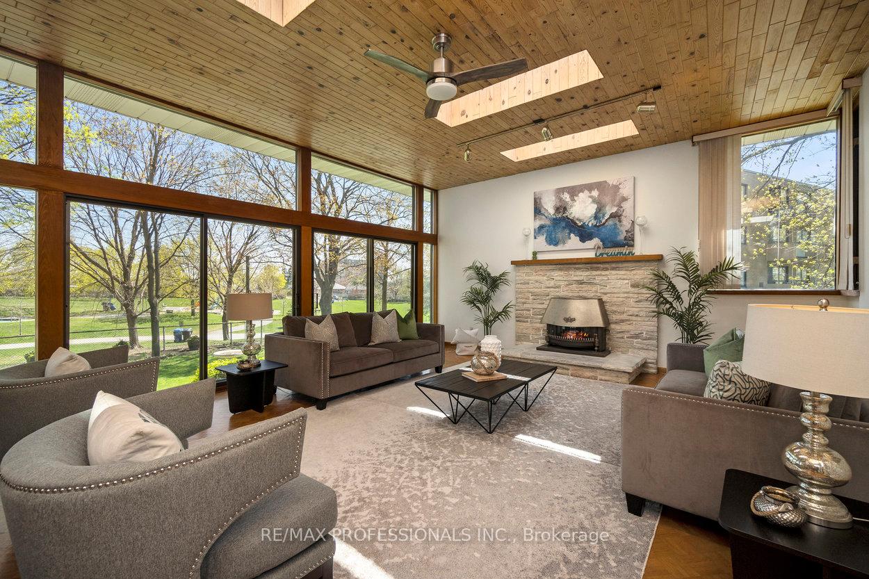 33 Heathrow Drive, Toronto, ON M3M 1X1