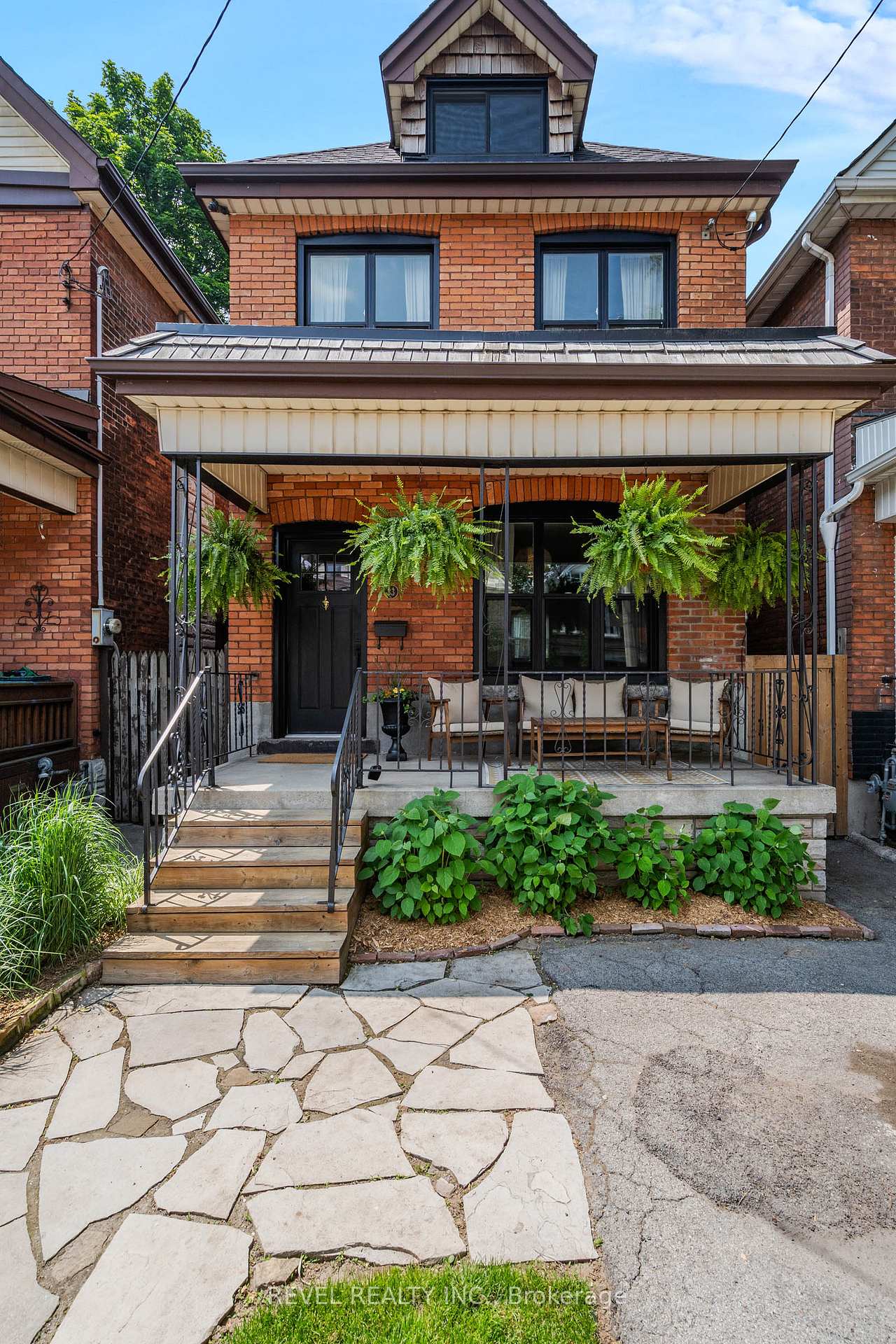 33 Holton Avenue N, Hamilton, ON L8L 6H3