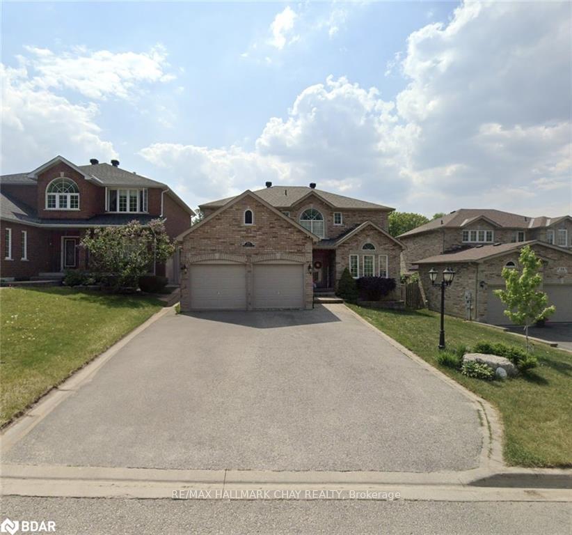 33 Pinecliff Crescent, Barrie, ON L4N 5V2