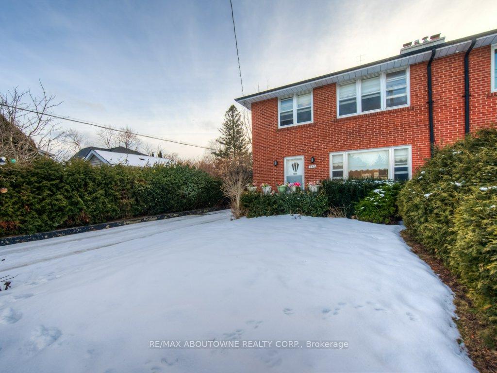 340 Bartos Drive, Oakville, ON L6K 3E6