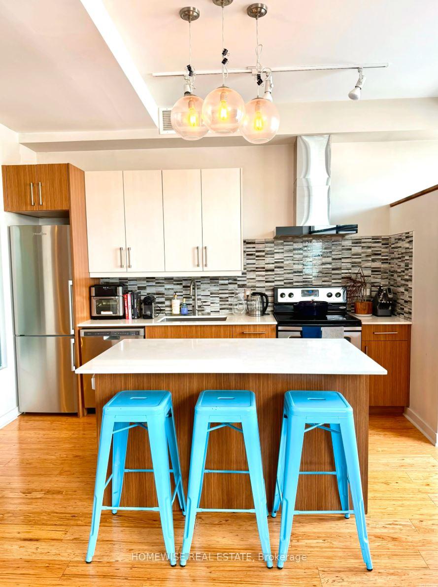 3633 Dundas Street W, Toronto, ON M6S 2T2