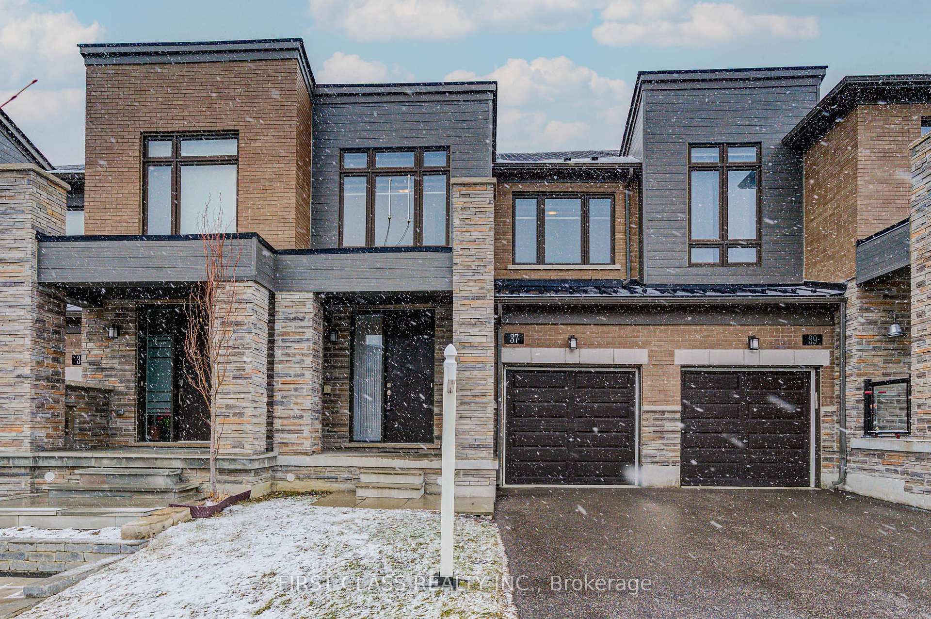 37 Badgerow Way, Aurora, ON L4G 0Z5