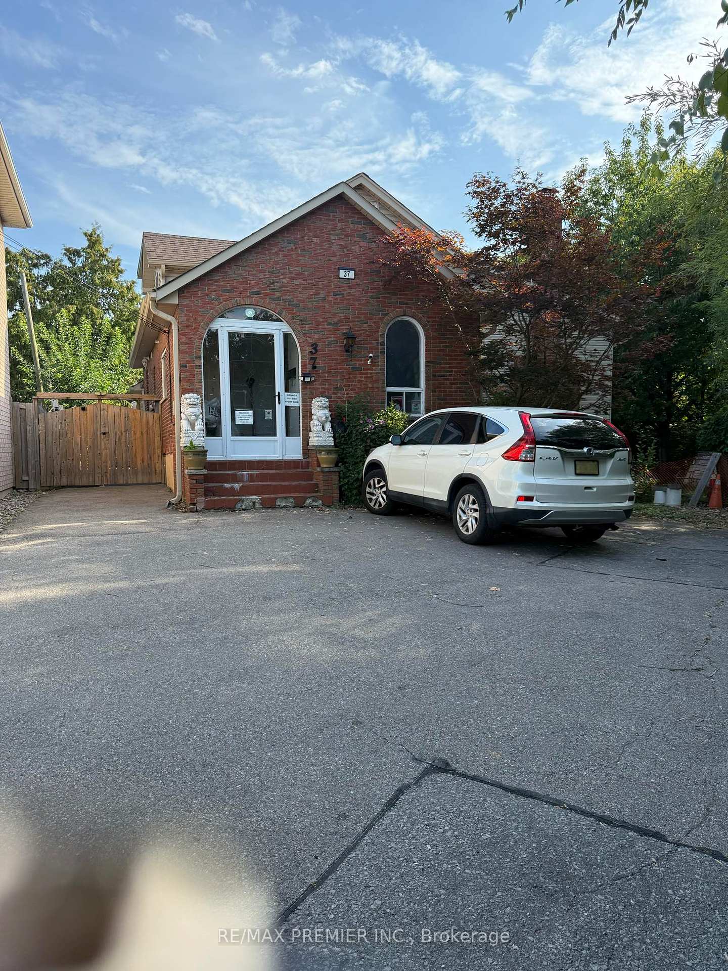 37 Dee Avenue, Toronto, ON M9N 1S8