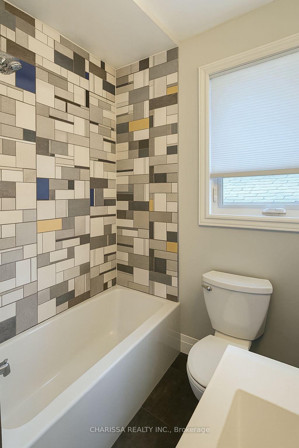 Upper - 37 KINGSLEA Drive, Hamilton, ON L8T 3Z8