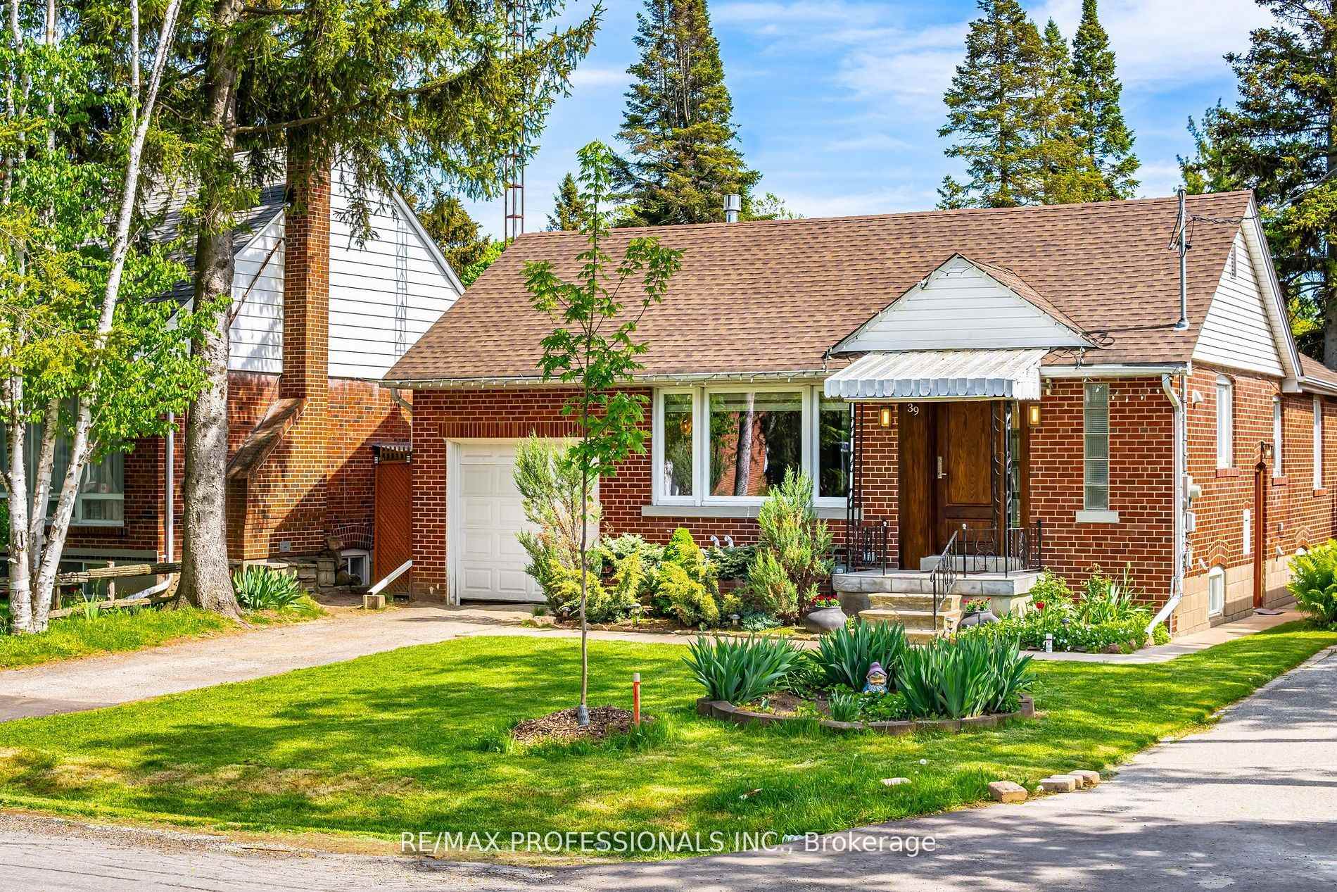 39 Old Oak Road, Toronto, ON M9A 2W1