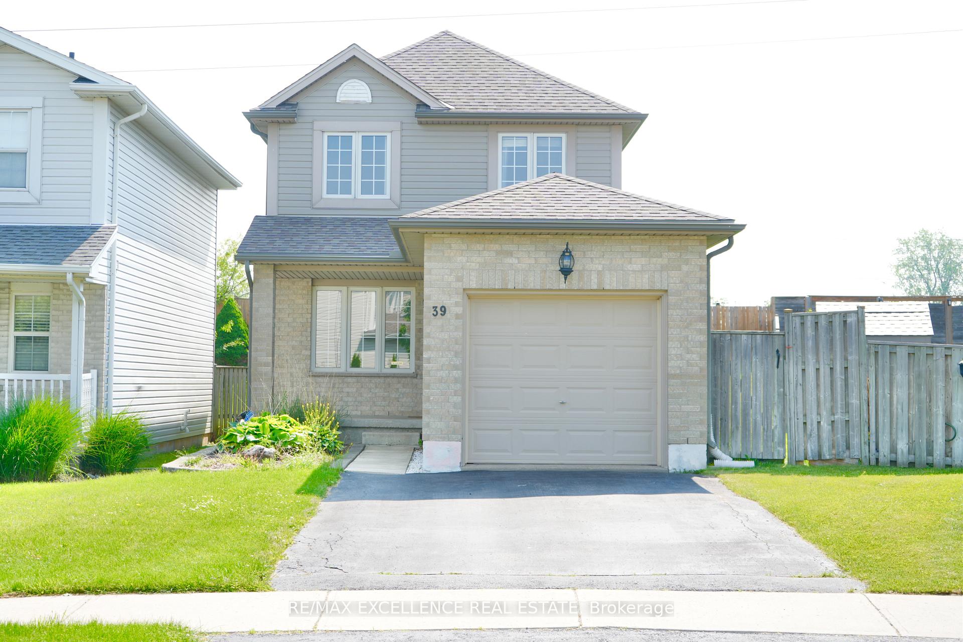 39 PHAIR Crescent, London South, ON N5Z 5B5