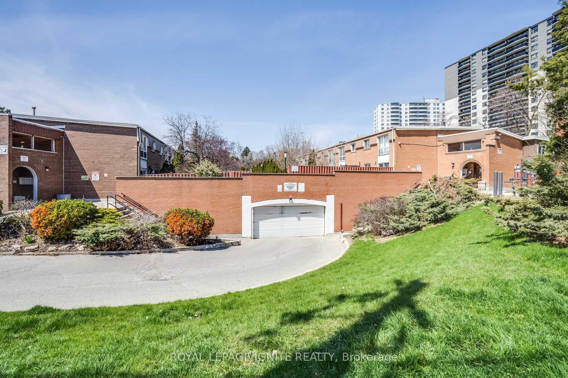 4 - 10 Leith Hill Road, Toronto, ON M2J 1Z2