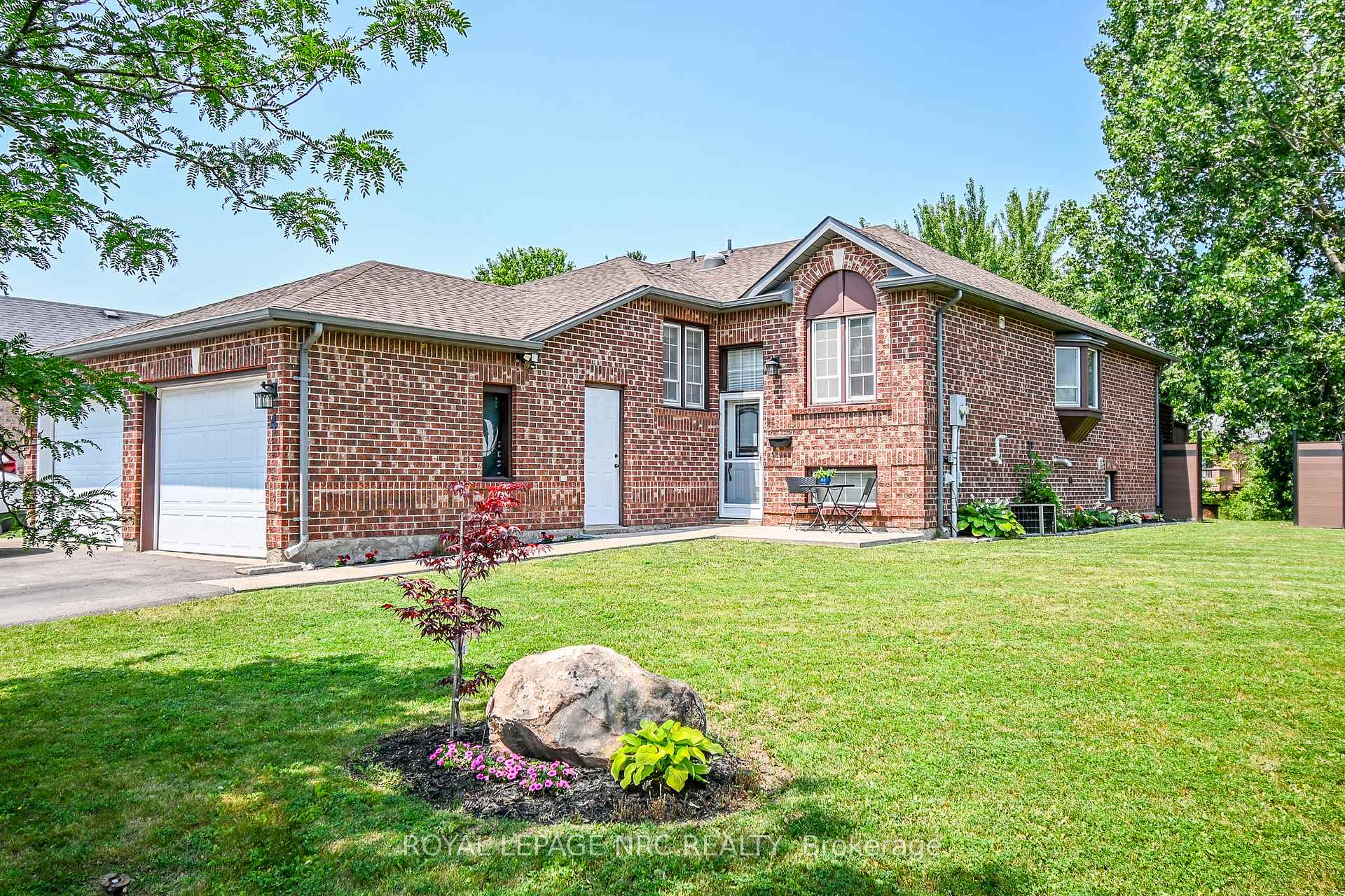 4 Jackson Court W, Welland, ON L3C 7G2