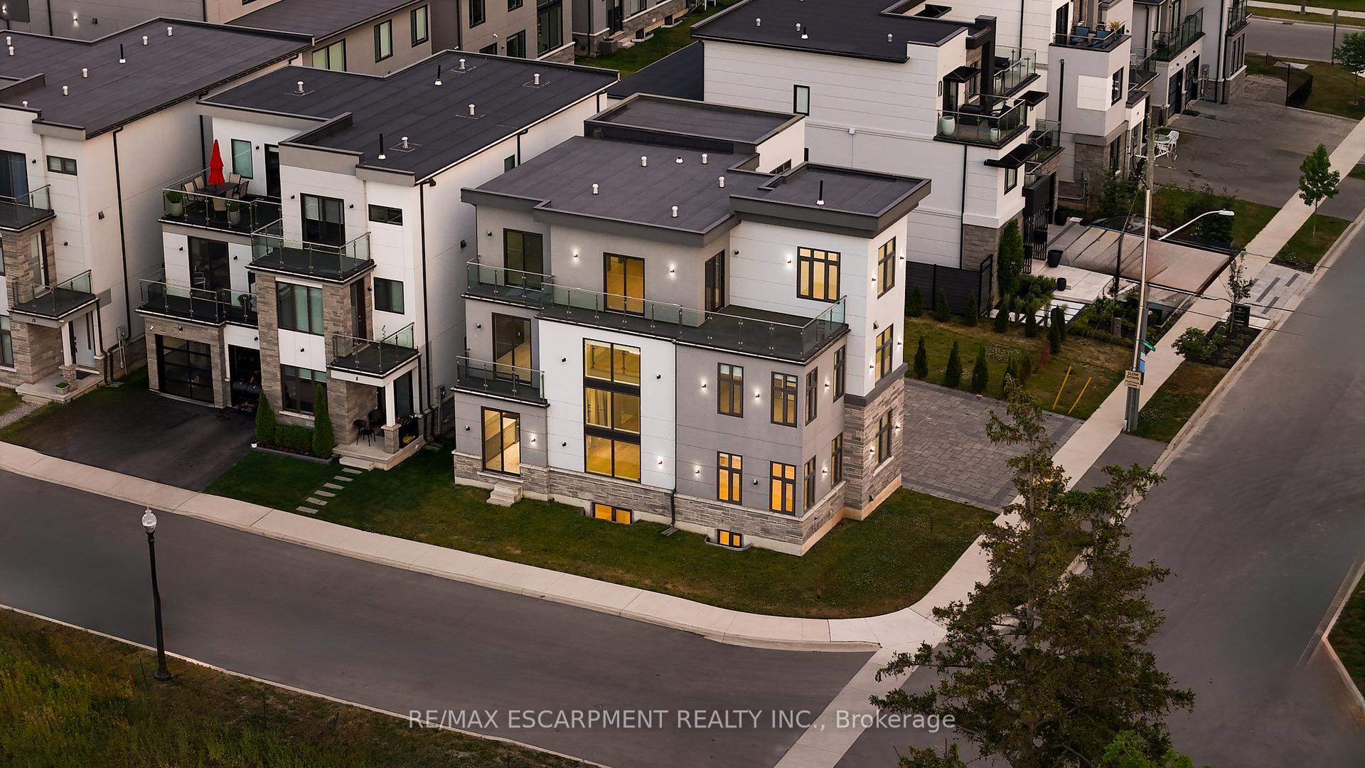 4 Sunrow Gate, Hamilton, ON L8E 5C1